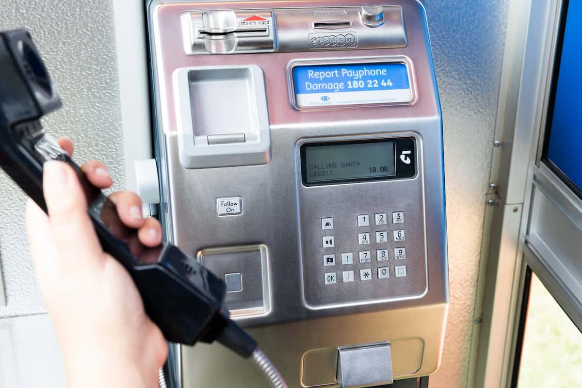 Make a Free Call to Santa from a Telstra Payphone - Newy with Kids